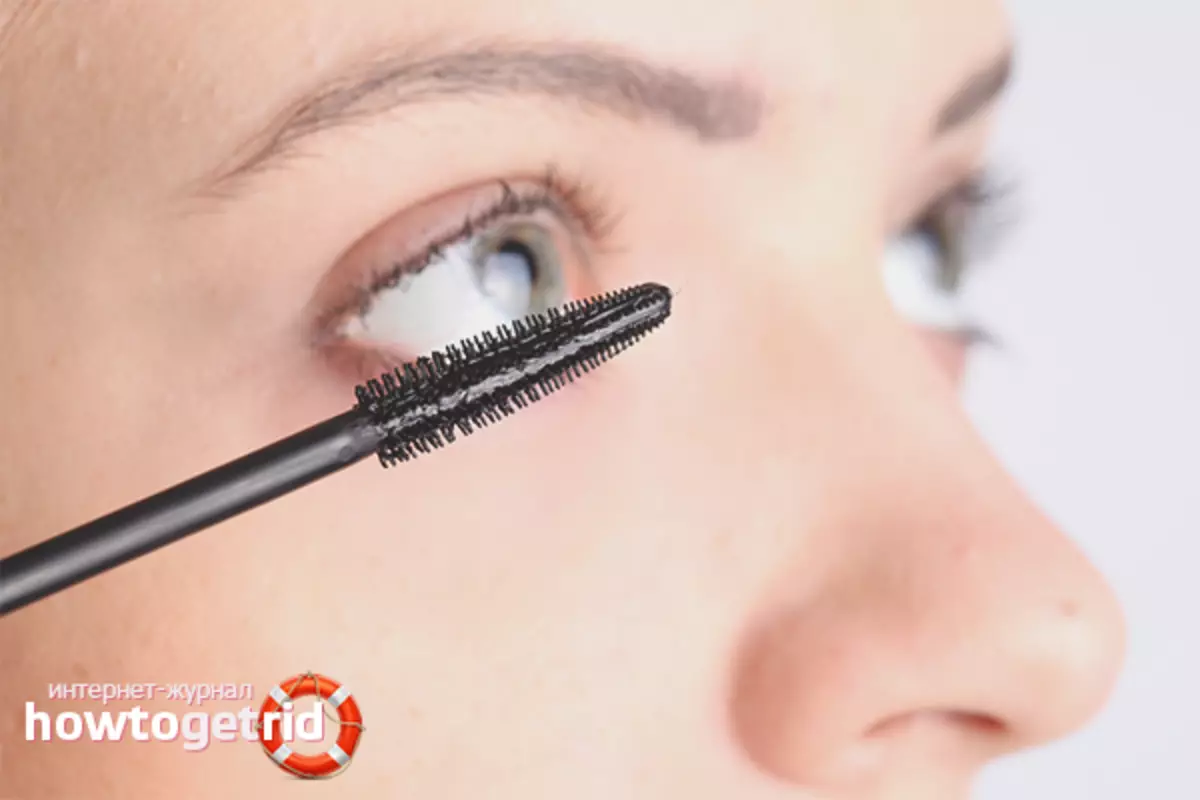 Eyelashes पर कास्टर तेल कैसे लागू करें