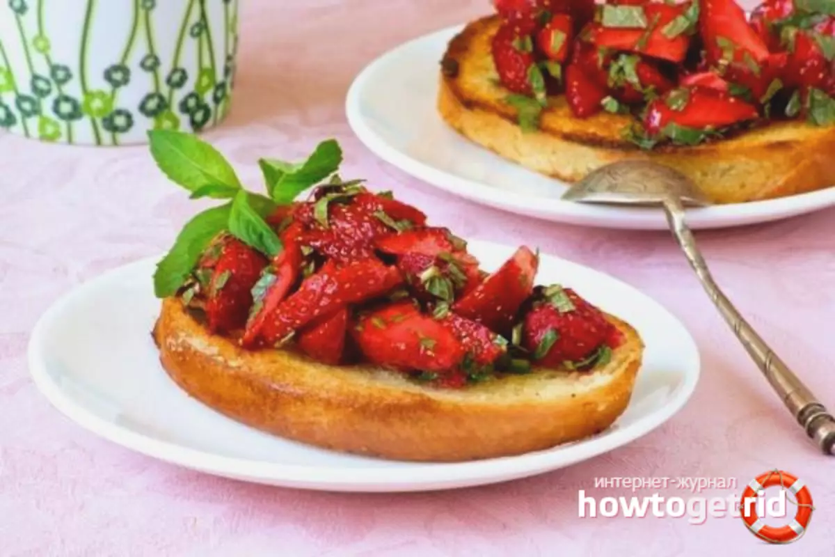 Crooutons avec des fraises