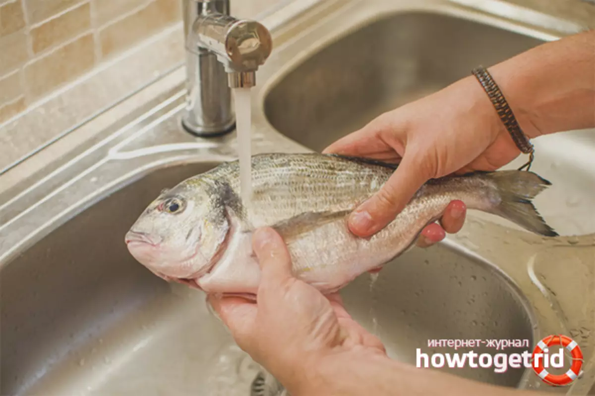 Descongelar els peixos sota aigua corrent