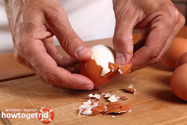 How to quickly clean the egg from the shell