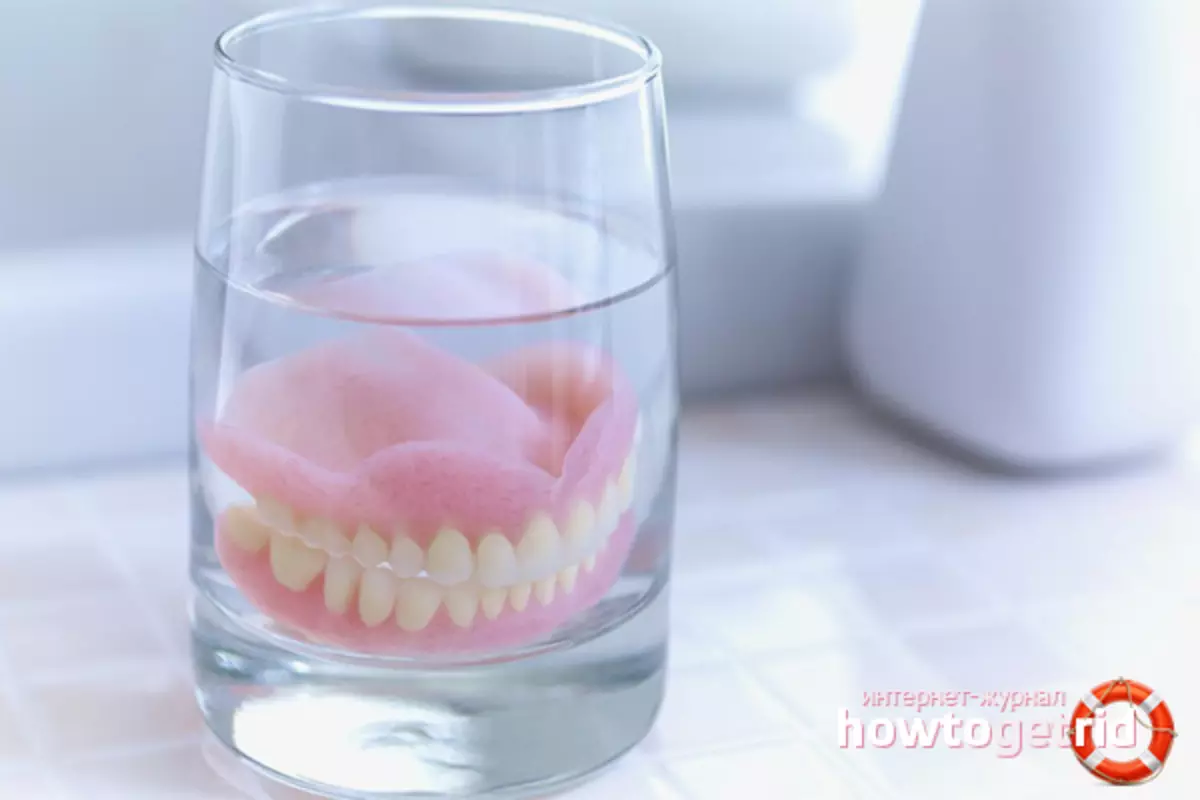 How to store removable dentures