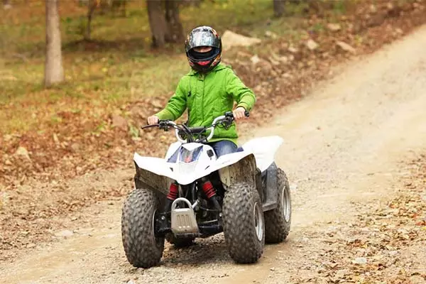 Paano pumili ng isang quad bike para sa isang bata?