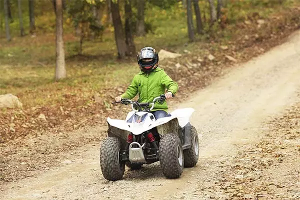 Paano pumili ng isang quad bike ng mga bata?