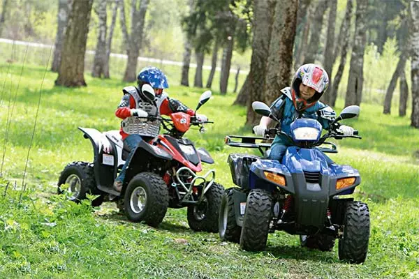 Kaip quad dviračiai vaikams skiriasi nuo suaugusiųjų modelių