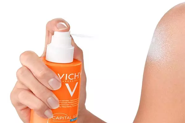 Spruzzi di protezione solare Vichy.