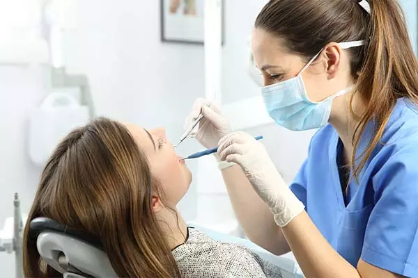 Dónde tratar los dientes de bajo costo y confiable.