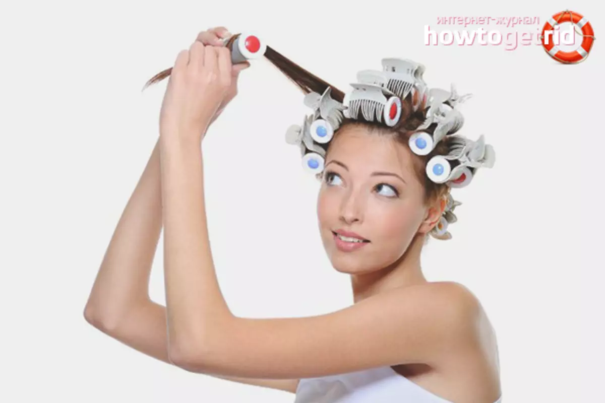 Screwing hair waves on curlers