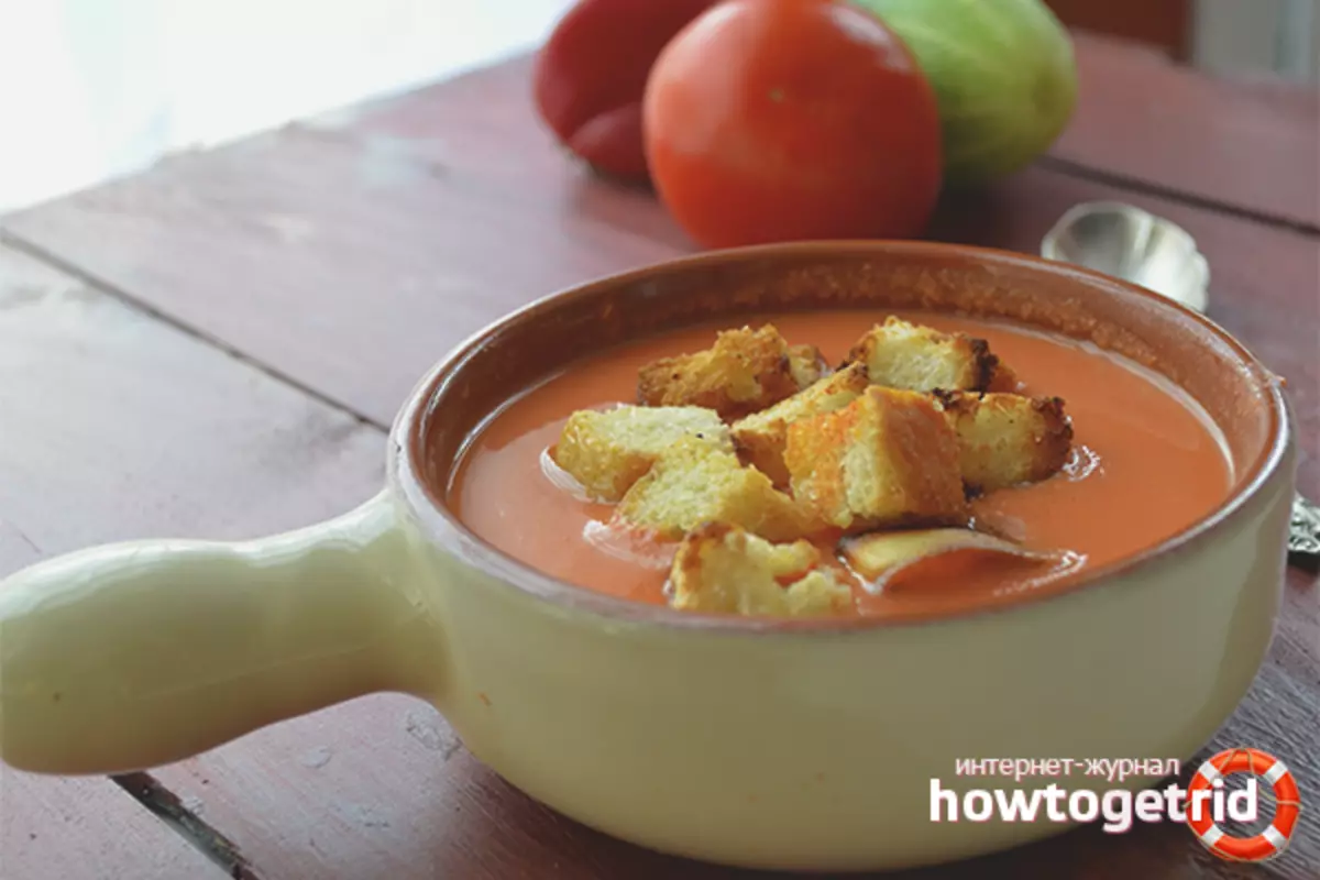 Gaspacho mit Croutons.