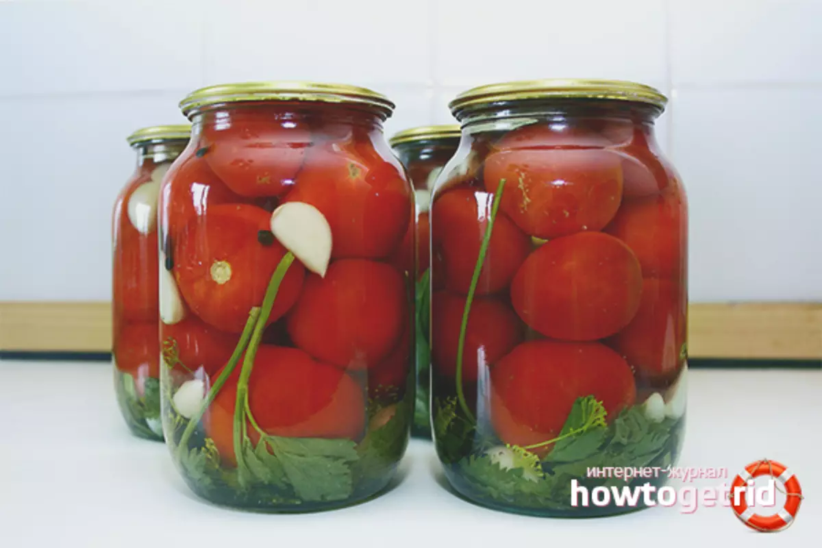 Wie man Tomaten für den Winter in Banken grüße