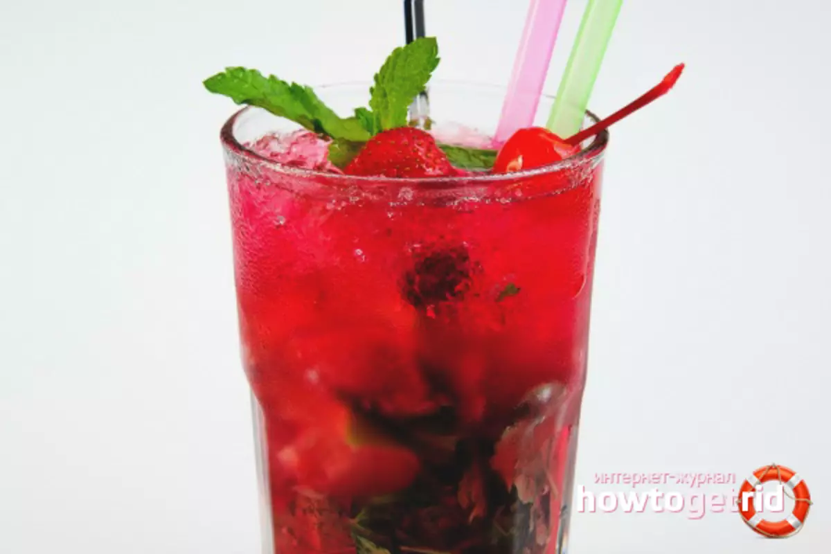 Non-alcoholic mojito with cherry