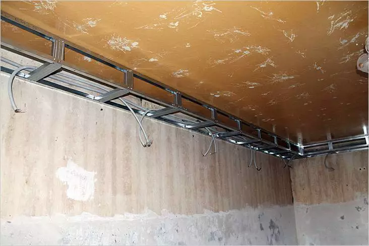 प्लास्टरबोर्ड बॉक्स में तारों की स्थापना Drywall स्थापित करने से पहले किया जाता है