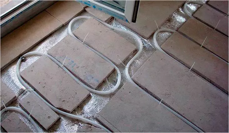 Installation de plancher de chauffage d'eau avec la fabrication de canaux spéciaux