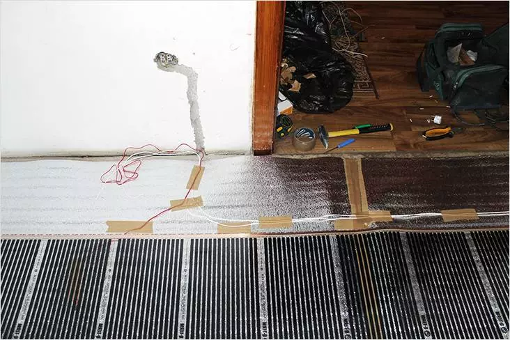 Lugar predeterminado para montar el termostato y el sensor de temperatura.