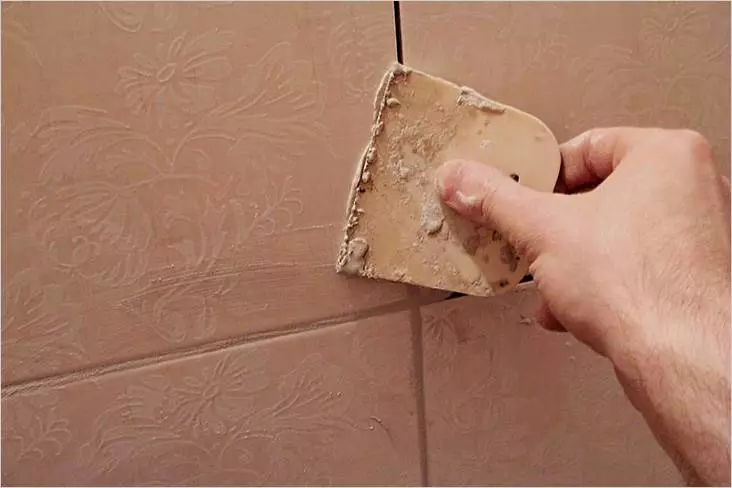 Grouting seams tile sa banyo na may mga kamay: phased pagtuturo 1400_1