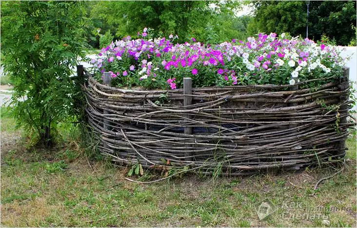 Wicker fence para sa flowerbeds.