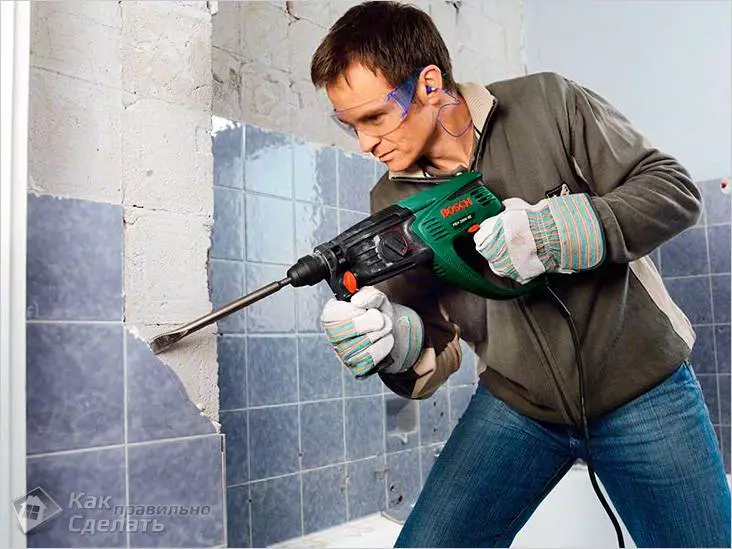 Odstráňte dlaždice z steny