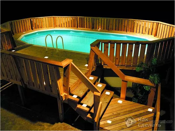 Piscina con albóndigas e iluminación.