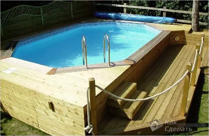 Piscina de madera con podio.