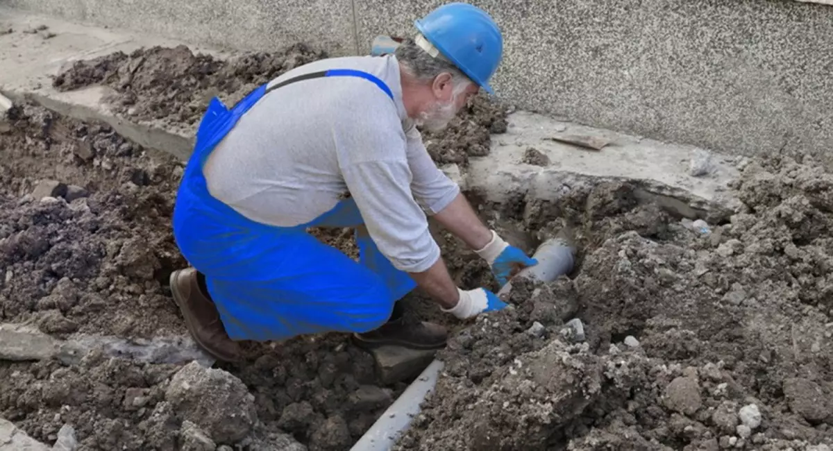 Hoe een waterpijp ondergronds te feren: wat is beter, de pakking van de watervoorziening van een privé-huis, hoe kan ik pave, technologie pakking 6024_9