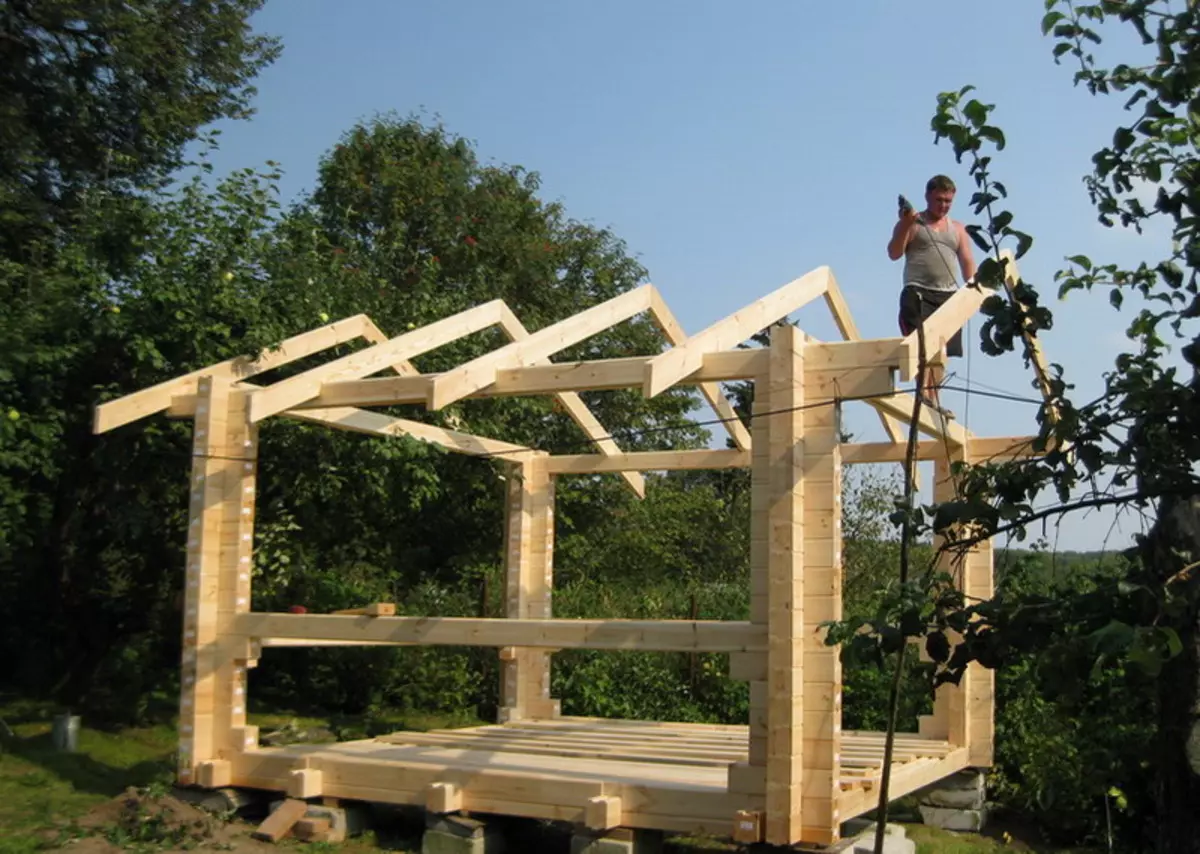 Hoe kinne jo in dak meitsje op in Gazebo mei jo eigen hannen: Ynstruksjes foar konstruksje, foto's en fideopsjes 6037_12