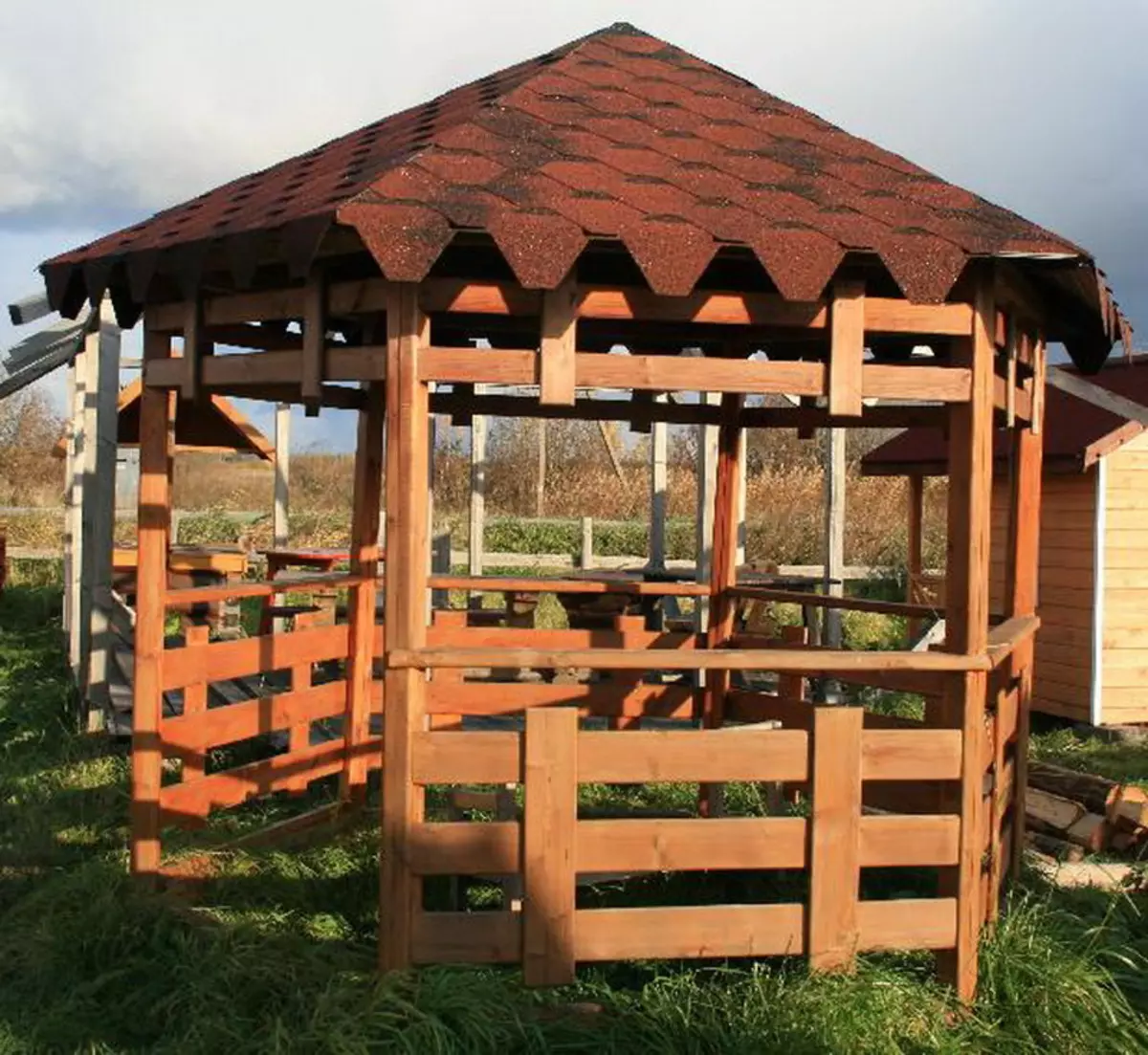 Hoe kinne jo in dak meitsje op in Gazebo mei jo eigen hannen: Ynstruksjes foar konstruksje, foto's en fideopsjes 6037_25