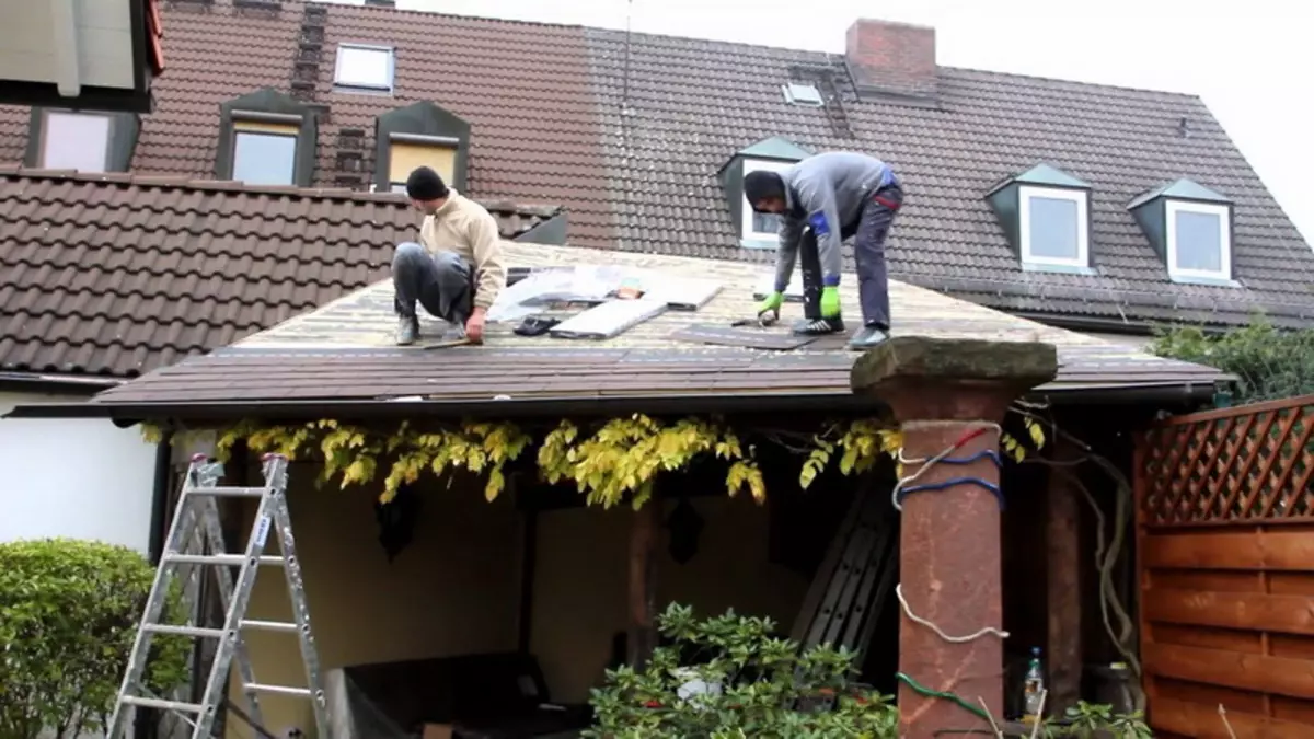 Hoe kinne jo in dak meitsje op in Gazebo mei jo eigen hannen: Ynstruksjes foar konstruksje, foto's en fideopsjes 6037_28