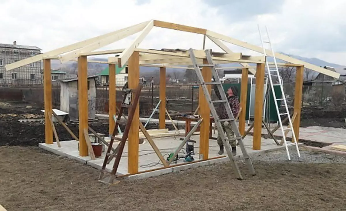 Hoe kinne jo in dak meitsje op in Gazebo mei jo eigen hannen: Ynstruksjes foar konstruksje, foto's en fideopsjes 6037_32