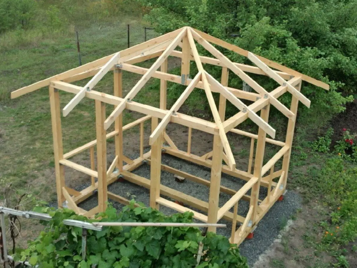 Hoe kinne jo in dak meitsje op in Gazebo mei jo eigen hannen: Ynstruksjes foar konstruksje, foto's en fideopsjes 6037_33