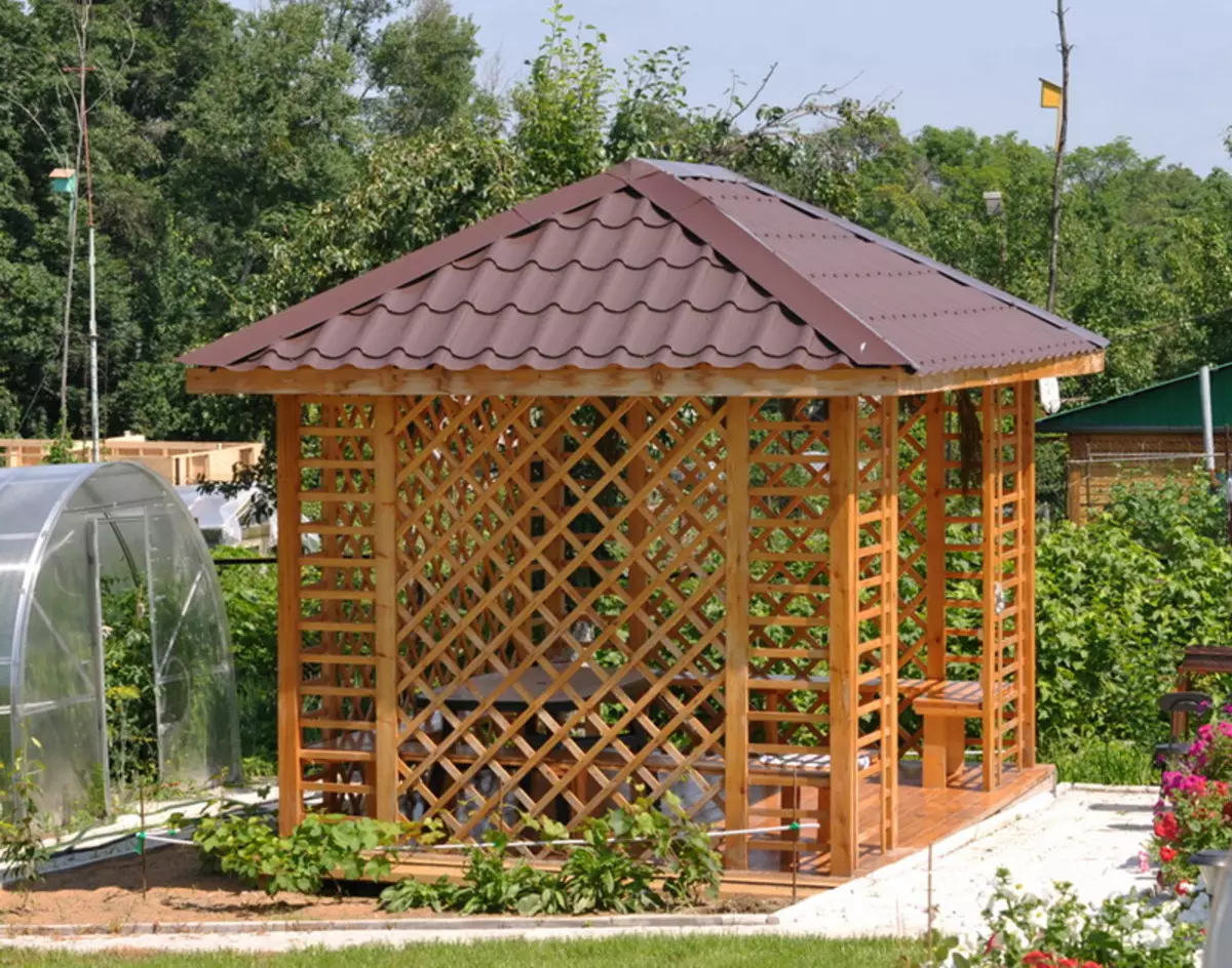 Hoe kinne jo in dak meitsje op in Gazebo mei jo eigen hannen: Ynstruksjes foar konstruksje, foto's en fideopsjes 6037_4