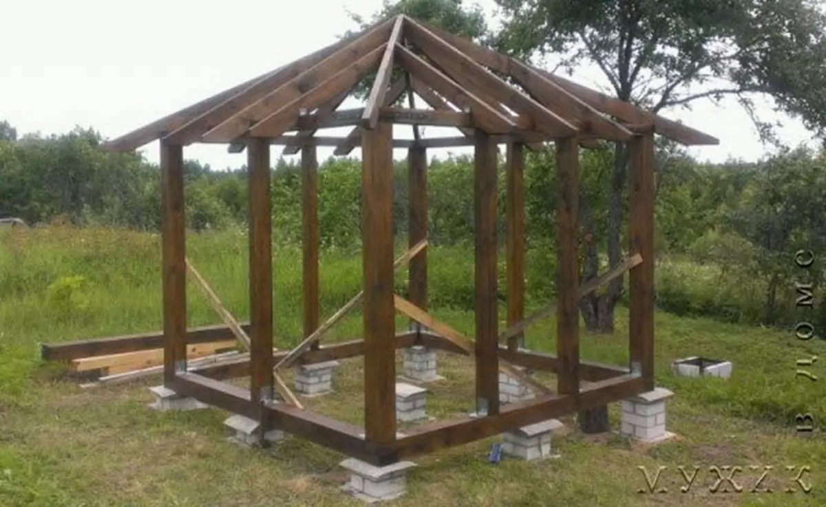 Hoe kinne jo in dak meitsje op in Gazebo mei jo eigen hannen: Ynstruksjes foar konstruksje, foto's en fideopsjes 6037_42