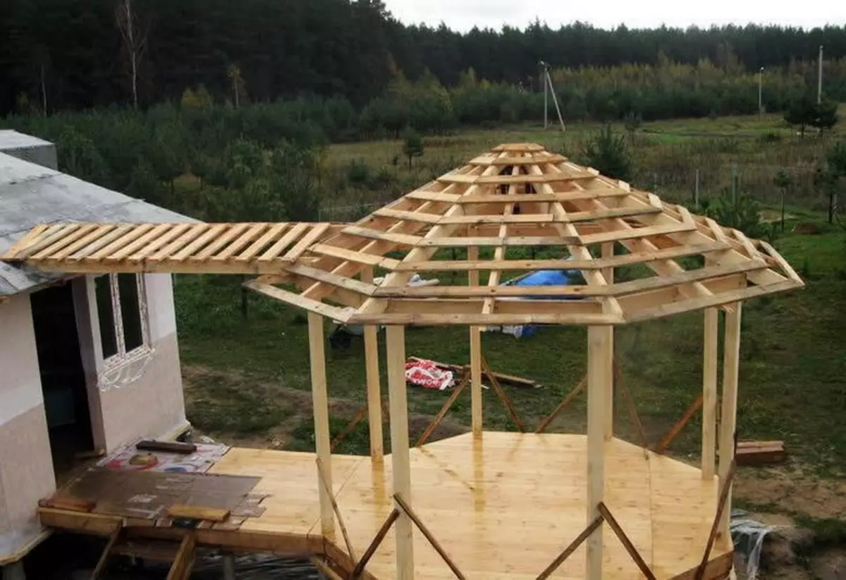 Hoe kinne jo in dak meitsje op in Gazebo mei jo eigen hannen: Ynstruksjes foar konstruksje, foto's en fideopsjes 6037_45